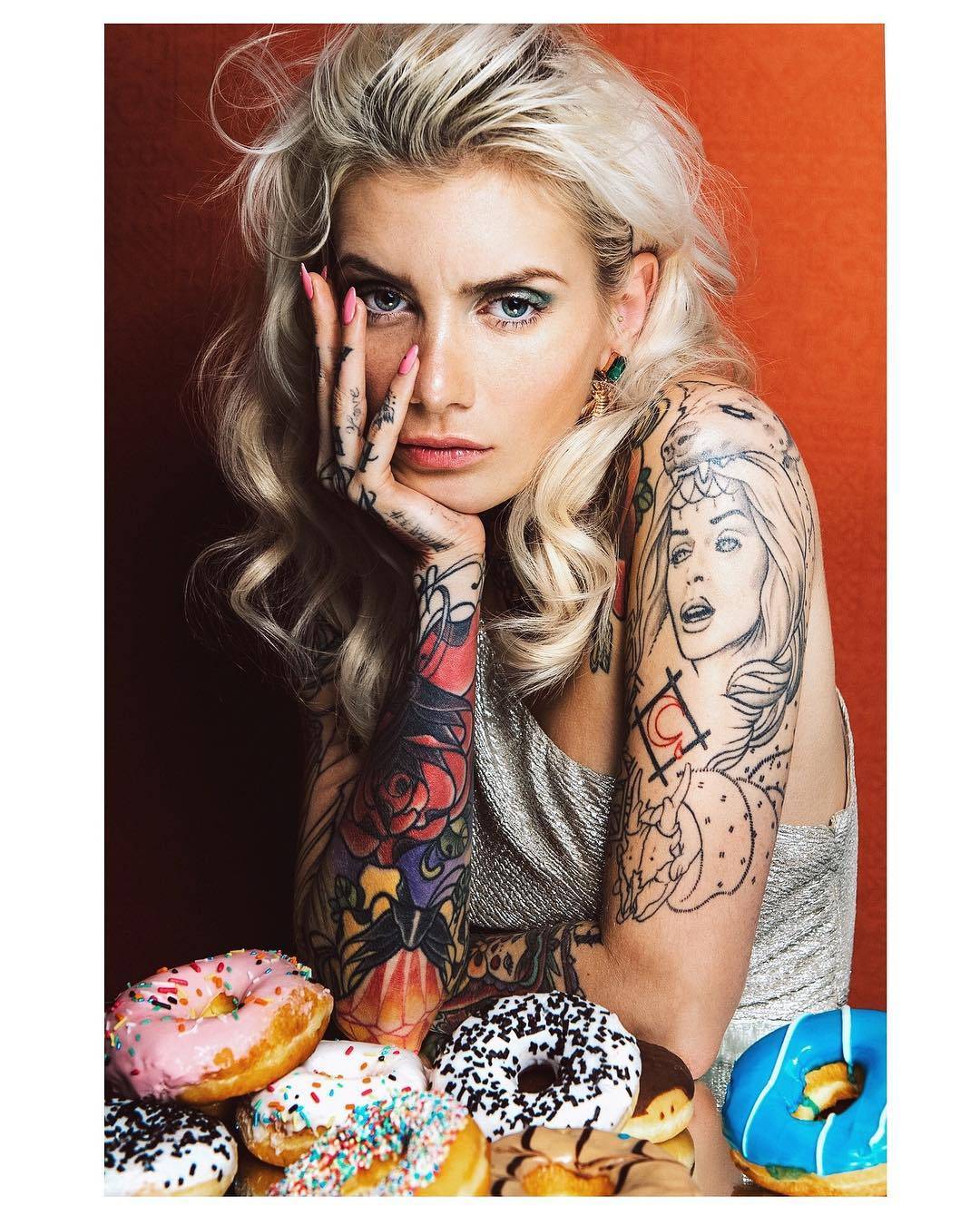 Невероятно сексуальная Французская тату модель Valentina Belleza Тату модели Inkppl